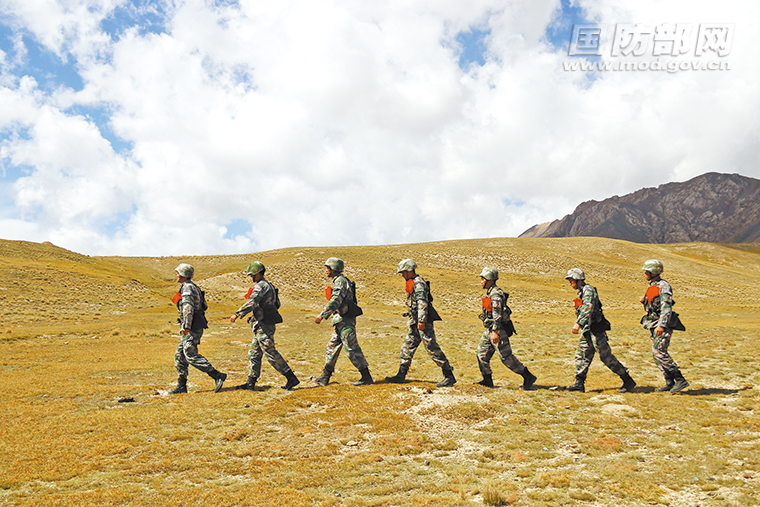 与界碑告别老兵最后一次踏上巡逻路 中华人民共和国国防部